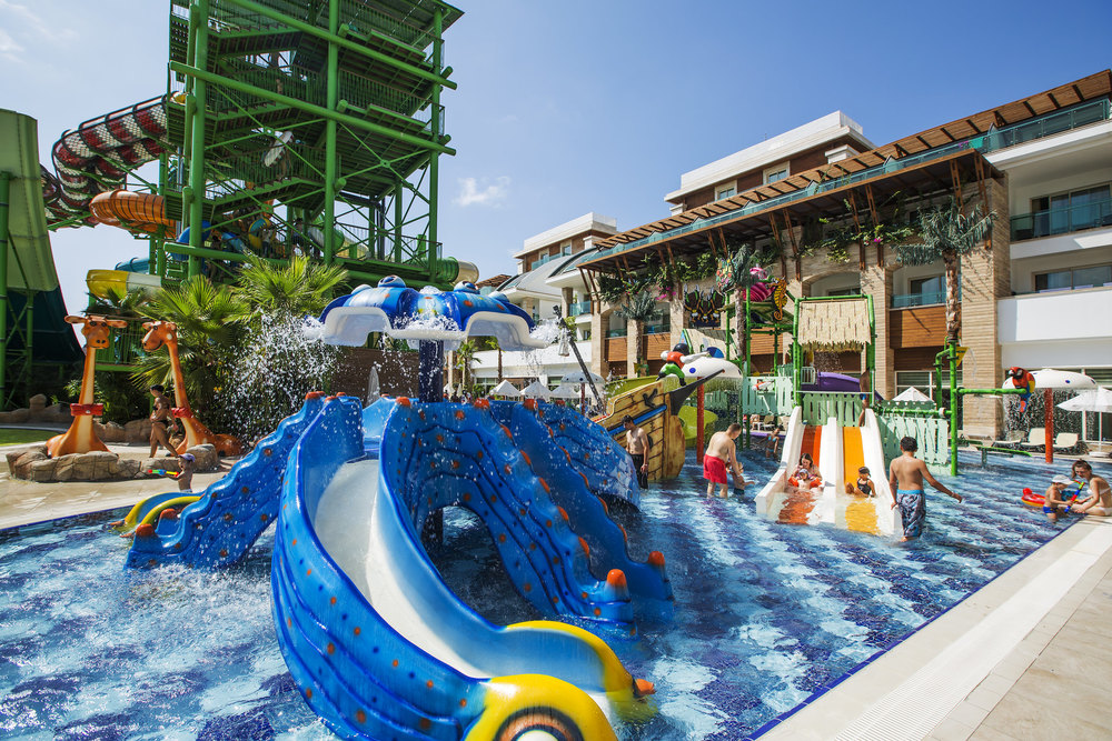 Discover Crystal Waterworld Resort – HHDES
